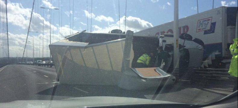 Strong winds cause a truck to overturn on the Humber Bridge - JOE.co.uk