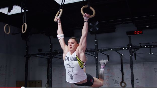 Video: CrossFit champion Sam Briggs smashing 30 muscle-ups in 3 minutes ...