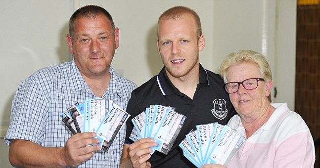 Everton's Steven Naismith helps out unemployed fans - JOE.co.uk