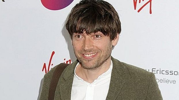 Blur's Alex James proves all is forgiven by playing Oasis' 'Wonderwall ...
