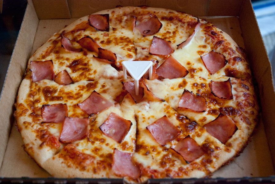 Here's why takeaway pizzas come with that little bit of plastic - JOE.co.uk Here's why takeaway pizzas come with that little bit of plastic - JOE.co.uk