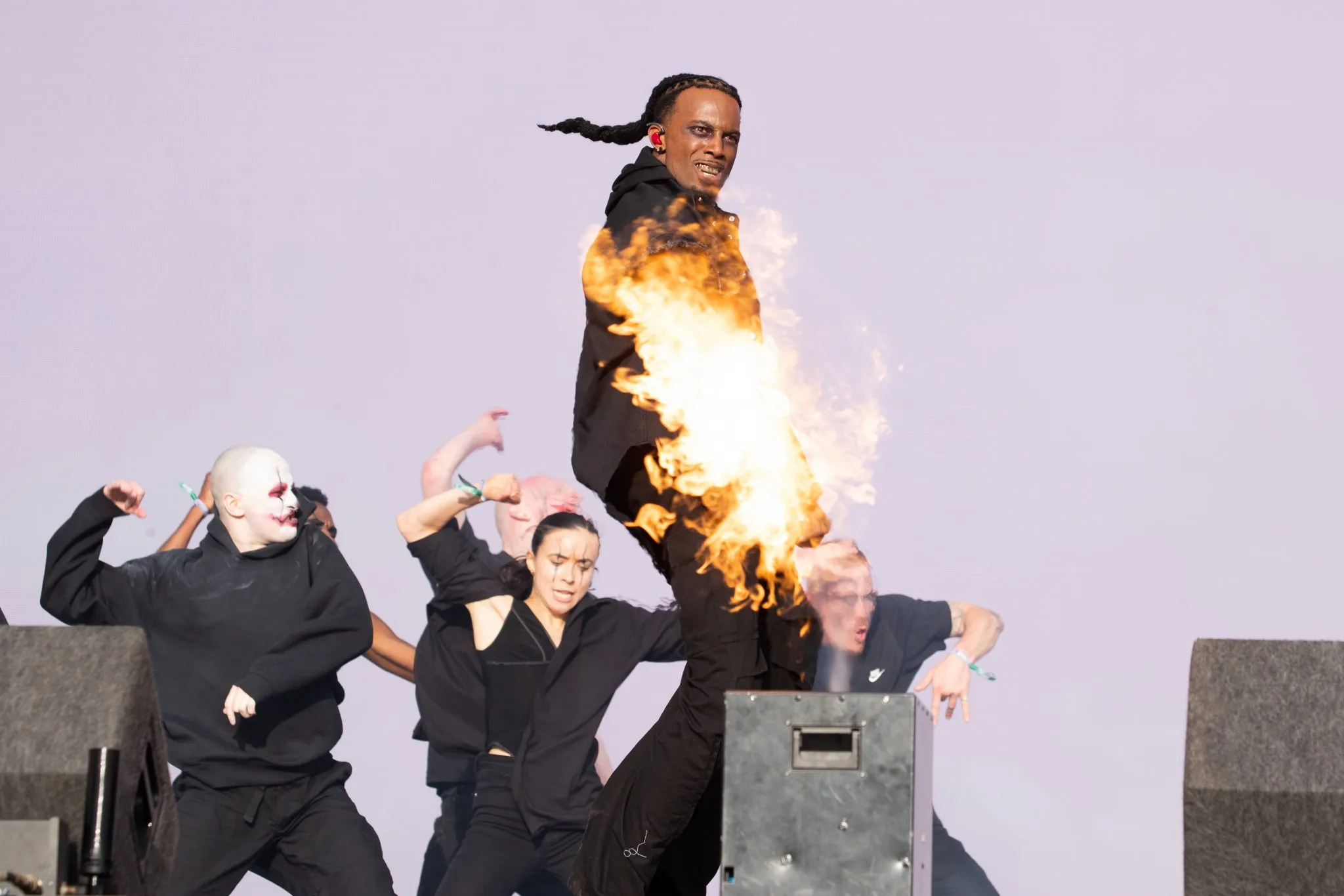 Dramatic moment Playboi Carti spectacularly falls off the stage at ...