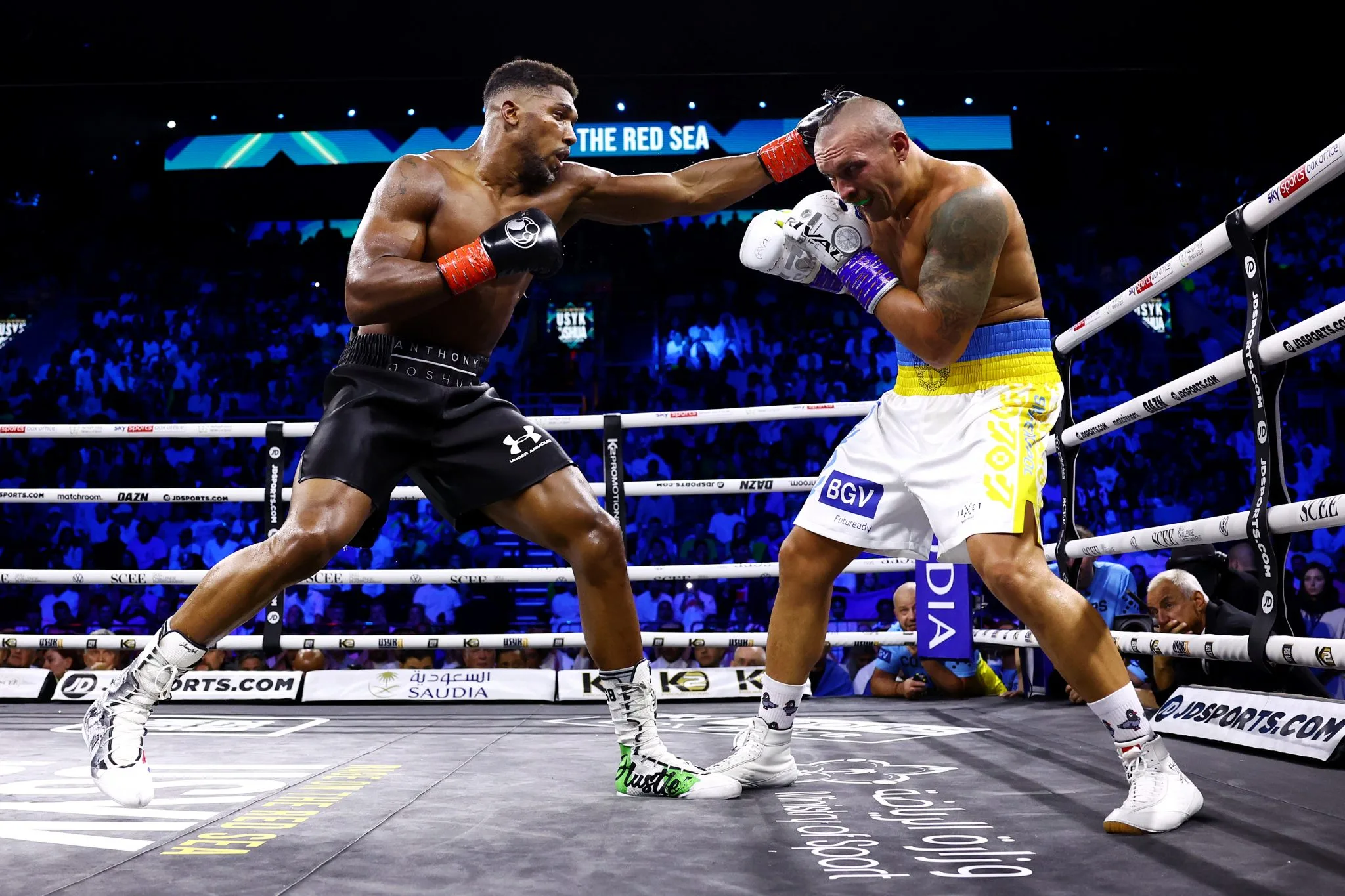 Boxing fans blast 'ludicrous scorecard' after Joshua declared victor on ...
