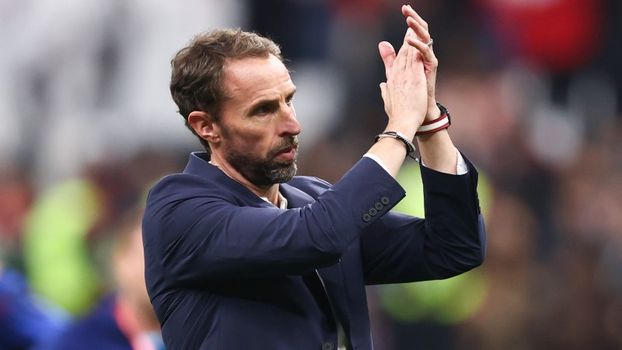 Jamie Carragher highlights Gareth Southgate flaw as Gary Neville turns ...
