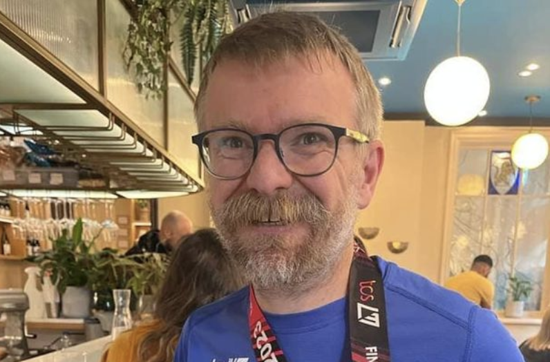 Heartwarming moment crowd erupts into applause as final runner crosses ...