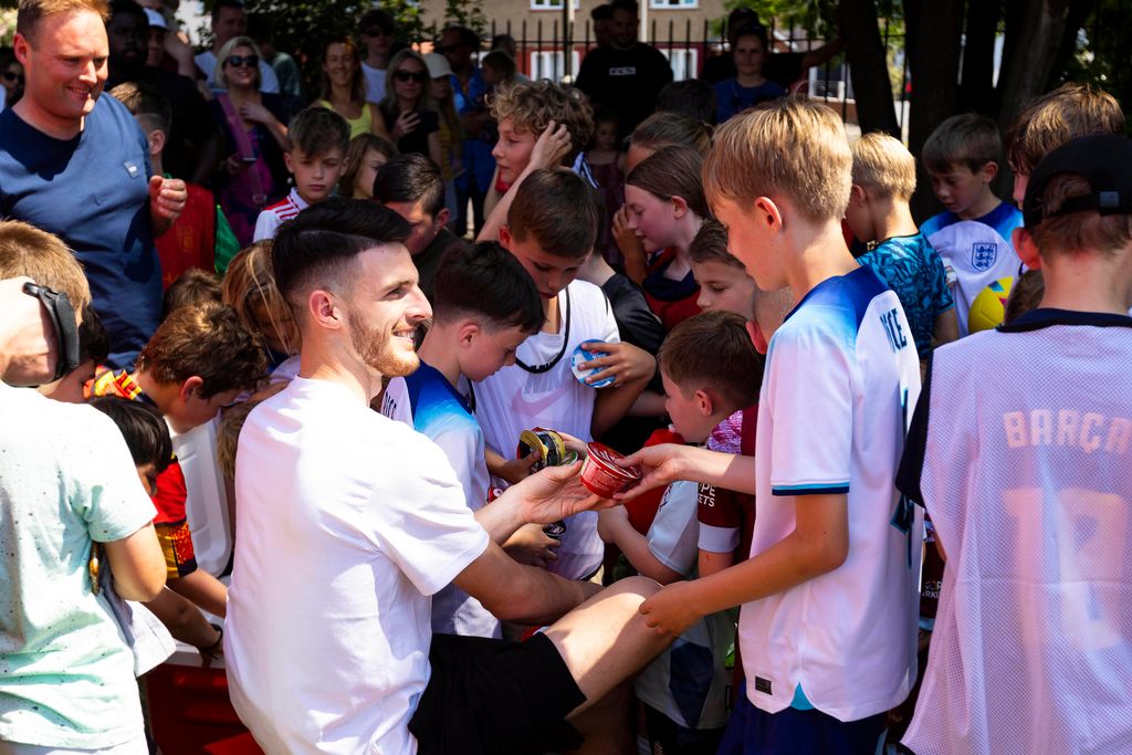 Declan Rice surprises kids from his hometown