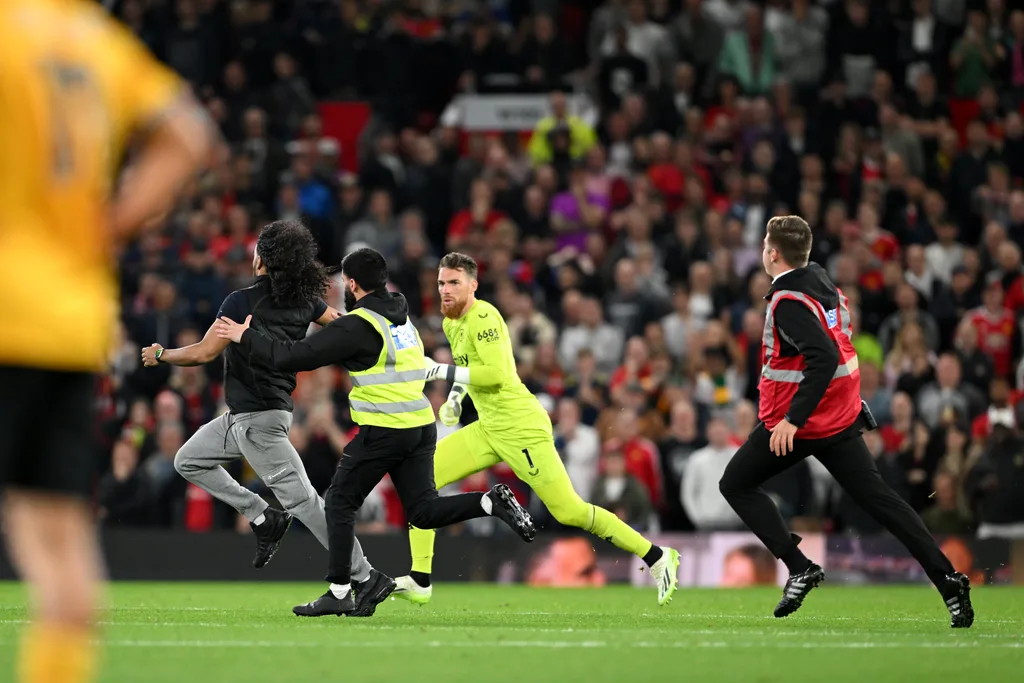 Man United told to give pitch invader 'lifetime contract' after running ...