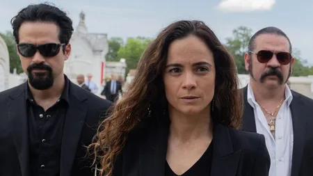 Woman goes viral for feeding the same fox family for 25 years - JOE.co.uk