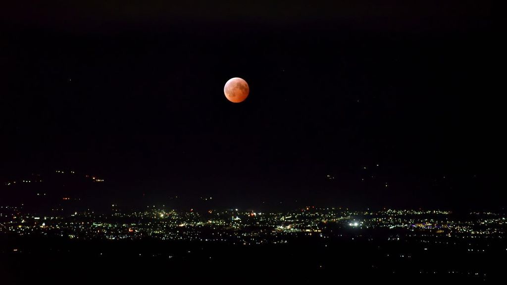Extremely rare total lunar eclipse 'blood moon' to be visible in UK ...