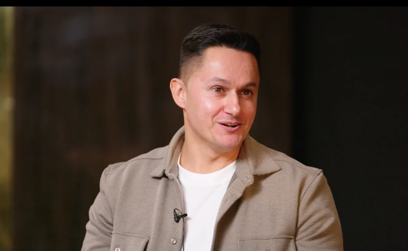 Love Actually star re-creates iconic airport scene 22 years on - JOE.co.uk